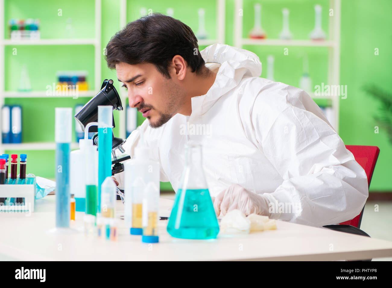 Chemist working in the lab on new experiment Stock Photo - Alamy