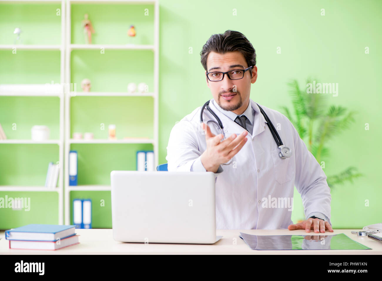 Doctor working in the hospital Stock Photo - Alamy