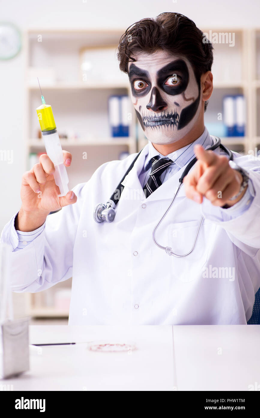 Doctor pointing needle hi-res stock photography and images - Alamy