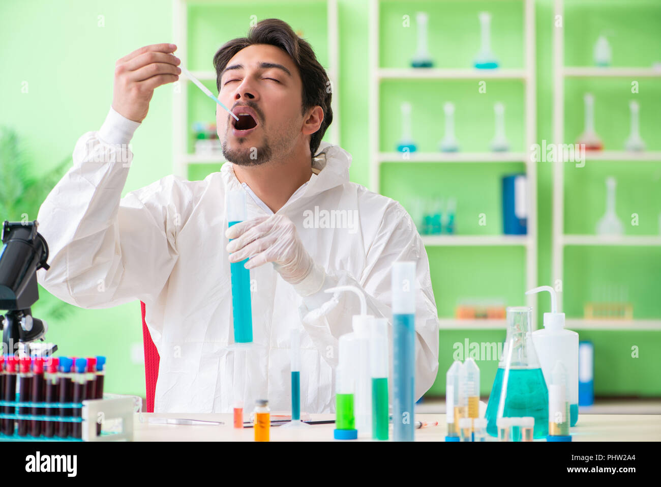 Chemist working in the lab on new experiment Stock Photo - Alamy