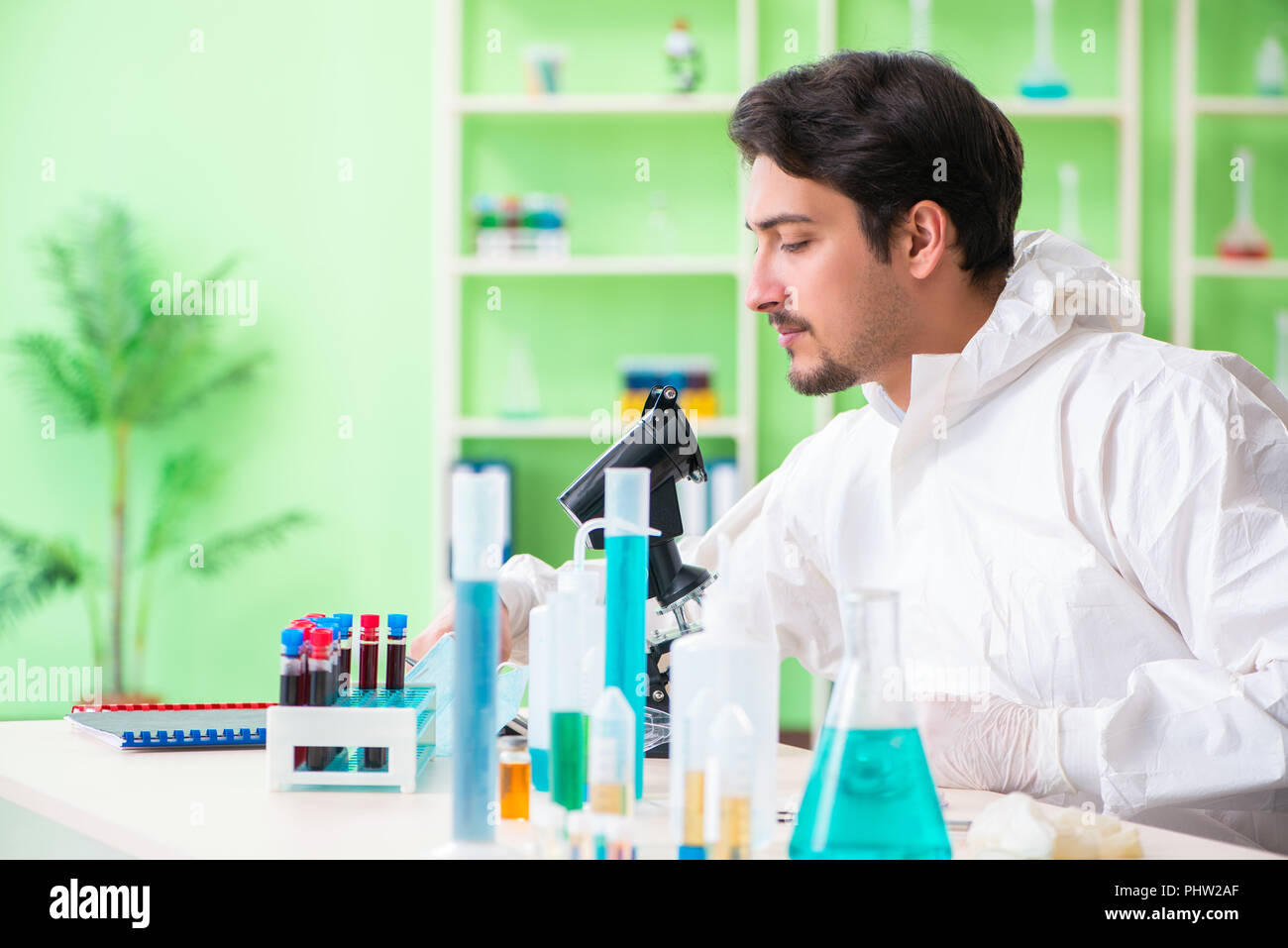 Chemist working in the lab on new experiment Stock Photo - Alamy