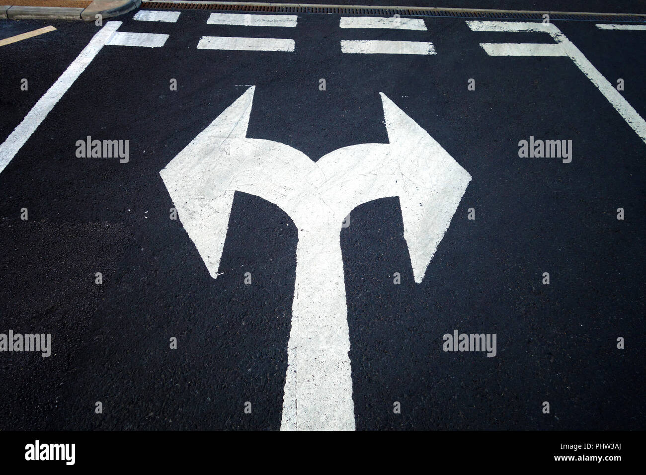 Two choices arrow splits in two, go both ways Stock Photo - Alamy