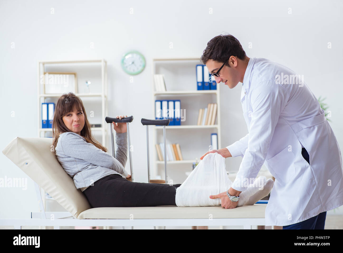 Doctor examining patient with broken leg Stock Photo - Alamy
