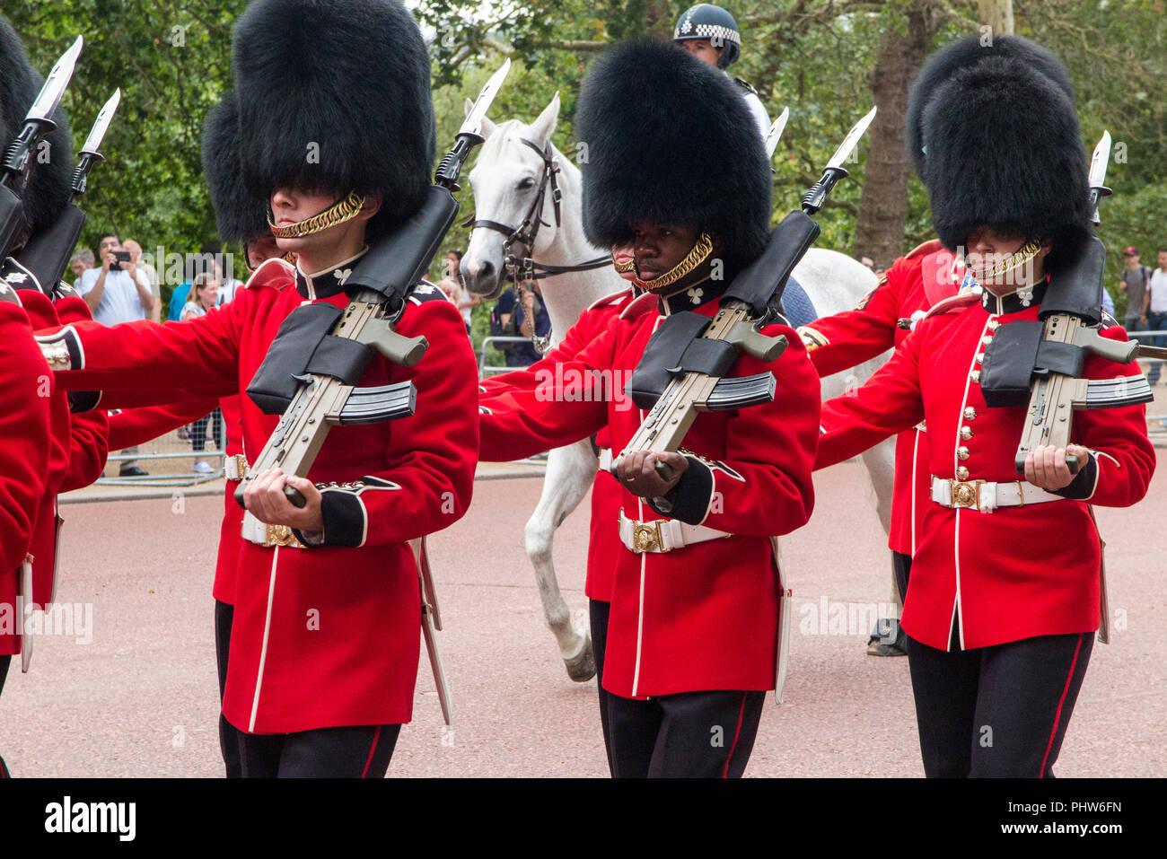 Grenadier guards marching hi-res stock photography and images - Alamy
