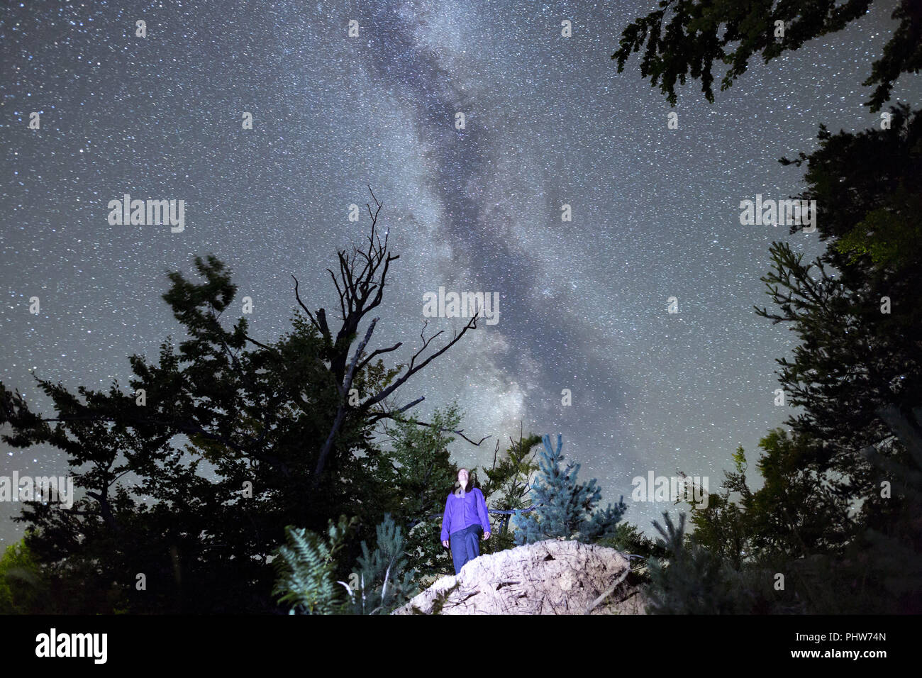 Girl looking at night sky stars hi-res stock photography and images - Alamy