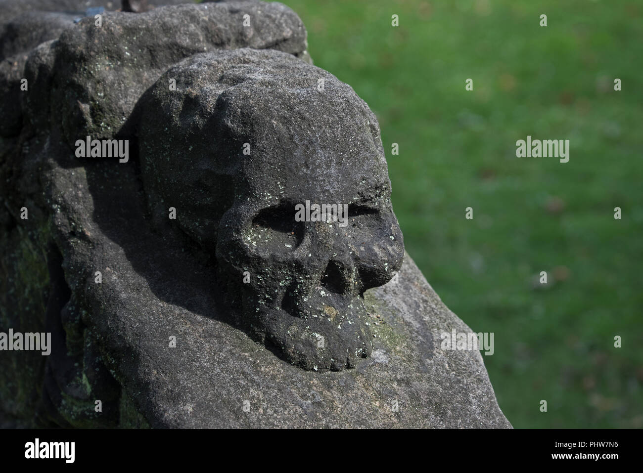Skull on headstone hi-res stock photography and images - Alamy