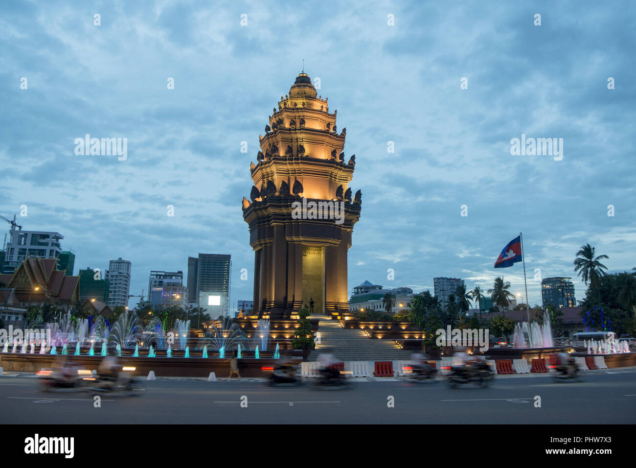 Independence monument night phnom penh hi-res stock photography and ...