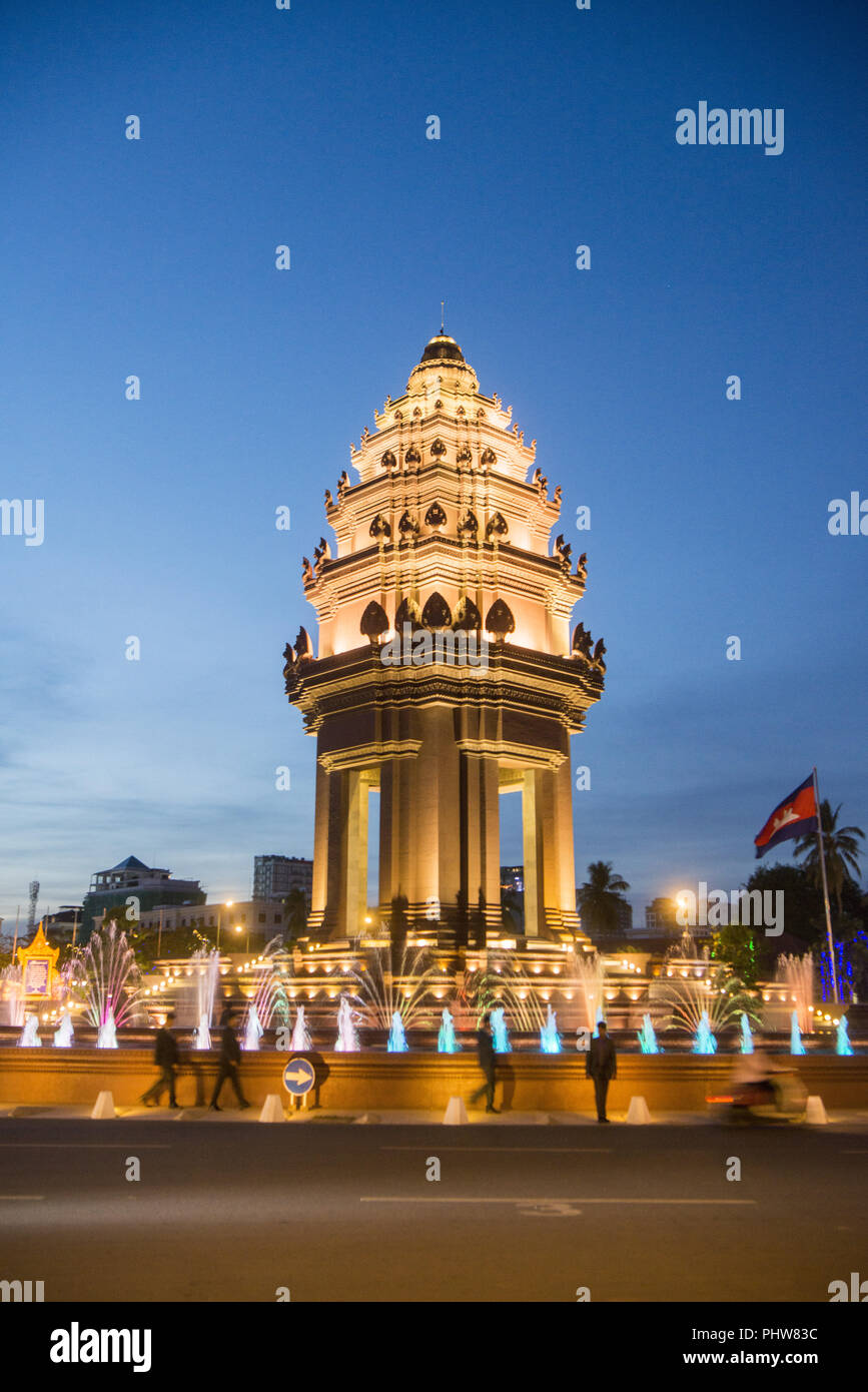 Independence monument sunset phnom hi-res stock photography and images ...