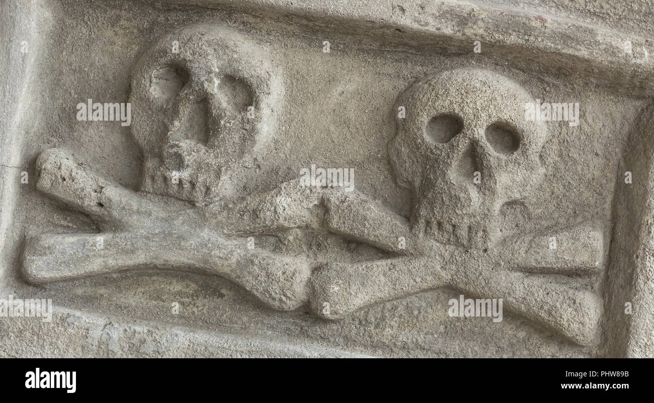 Skull crossbones tombstone hi-res stock photography and images - Alamy