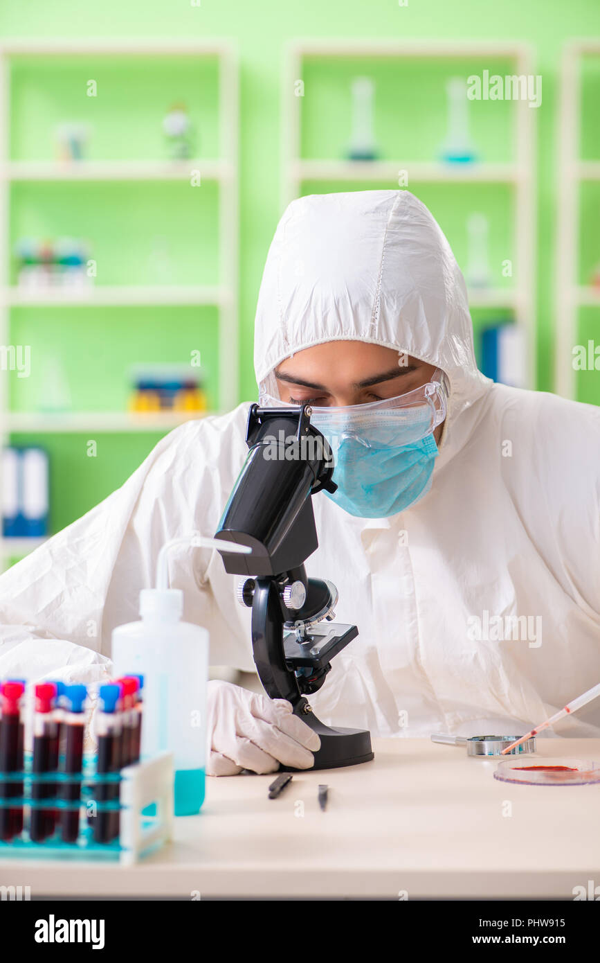 Chemist working in the lab on new experiment Stock Photo - Alamy