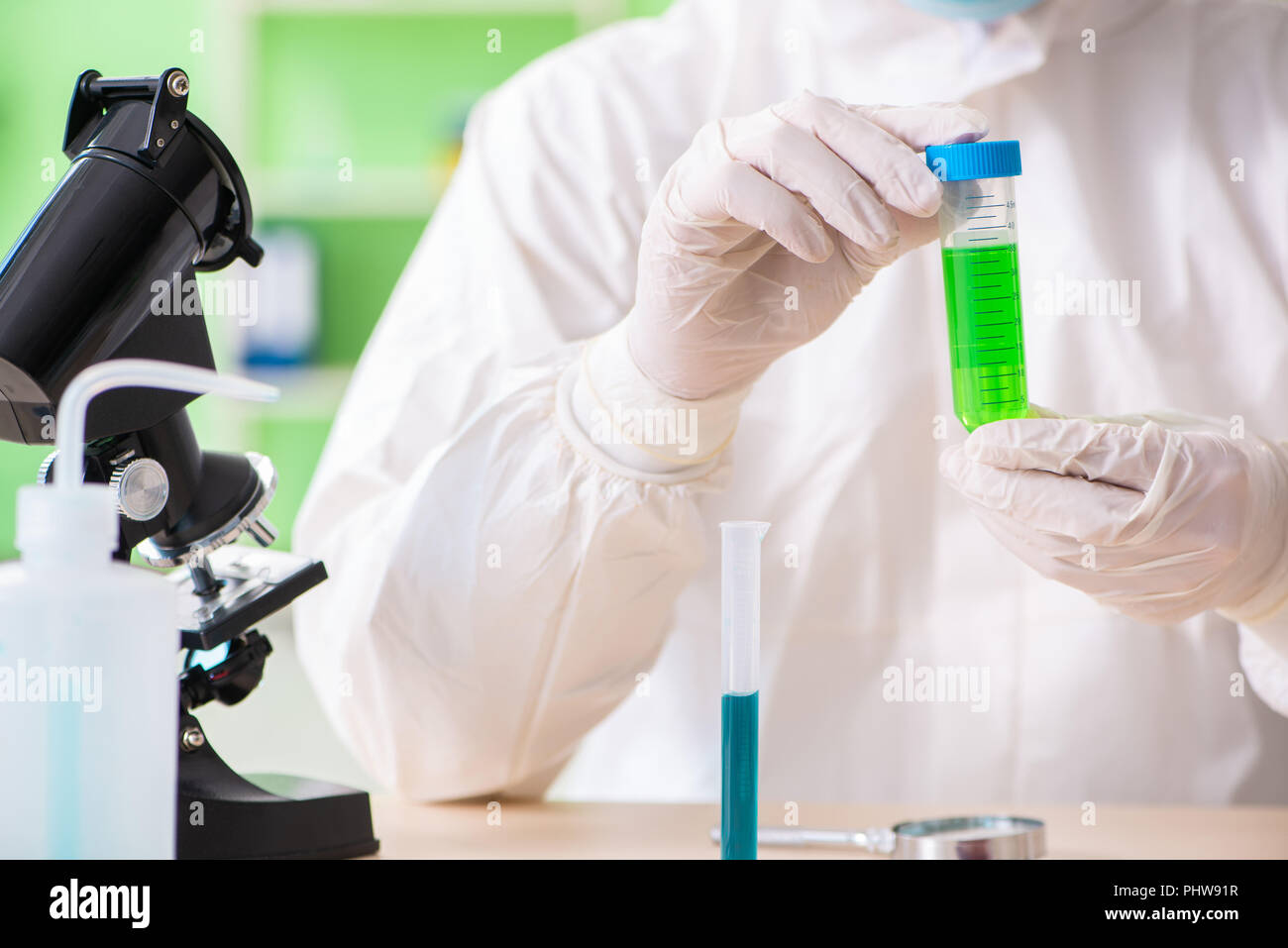 Chemist working in the lab on new experiment Stock Photo - Alamy