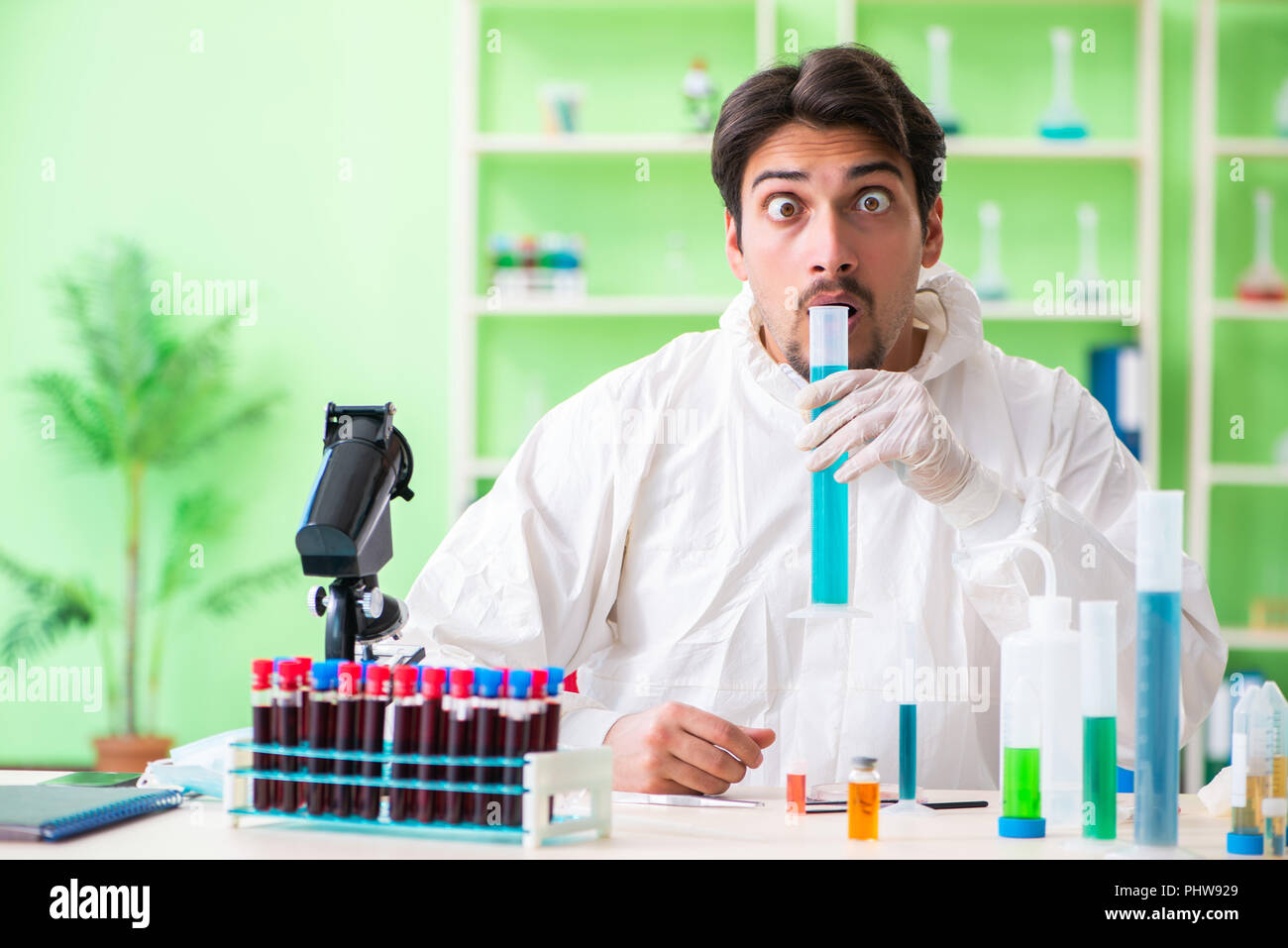 Chemist working in the lab on new experiment Stock Photo - Alamy
