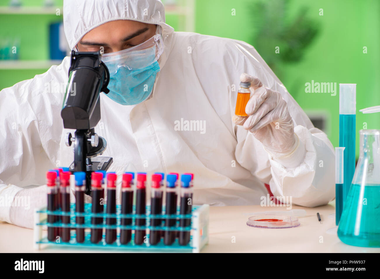 Chemist working in the lab on new experiment Stock Photo - Alamy