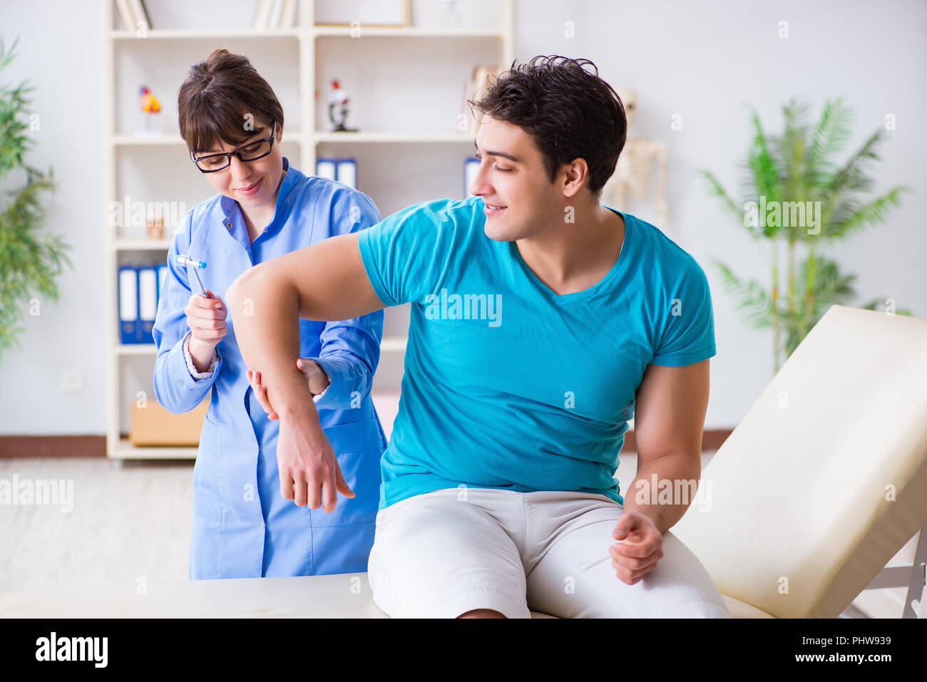 Doctor checking nerve reflexes with hammer Stock Photo - Alamy