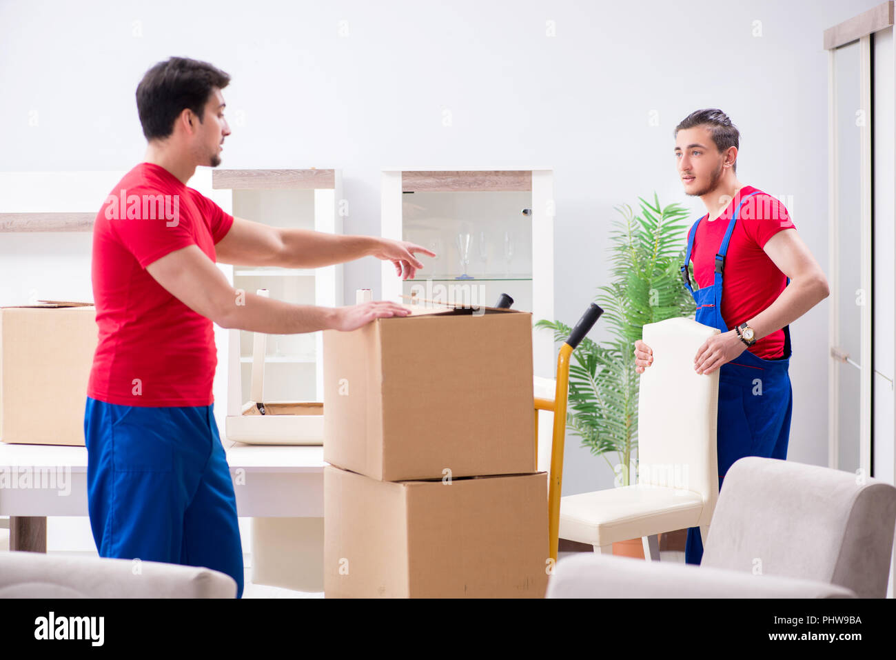 Warehouse employees carrying boxes hi-res stock photography and images ...