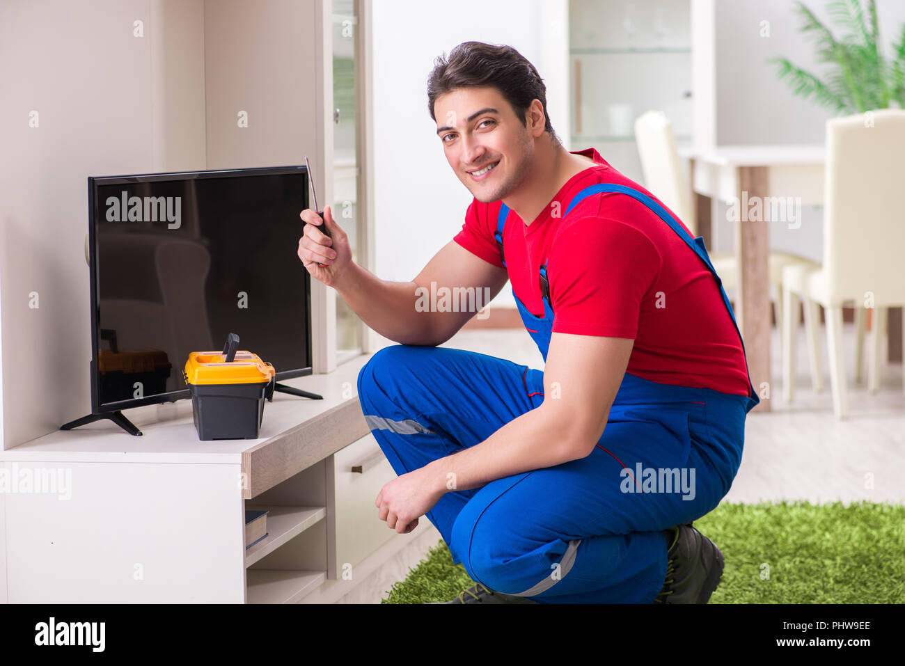 Tv repair hi-res stock photography and images - Alamy