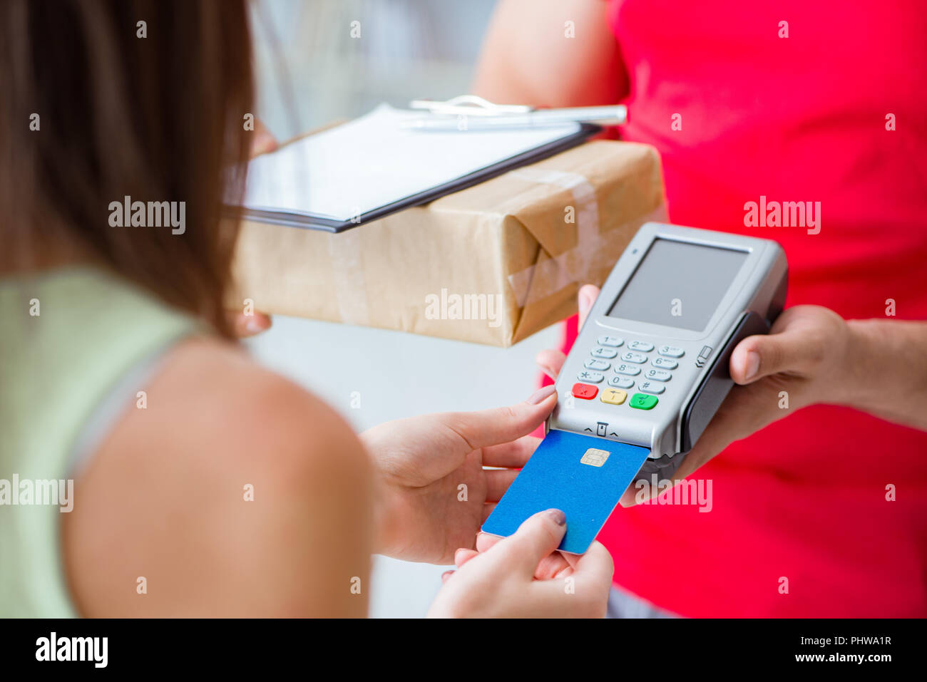 Signing credit card receipt hi-res stock photography and images - Alamy