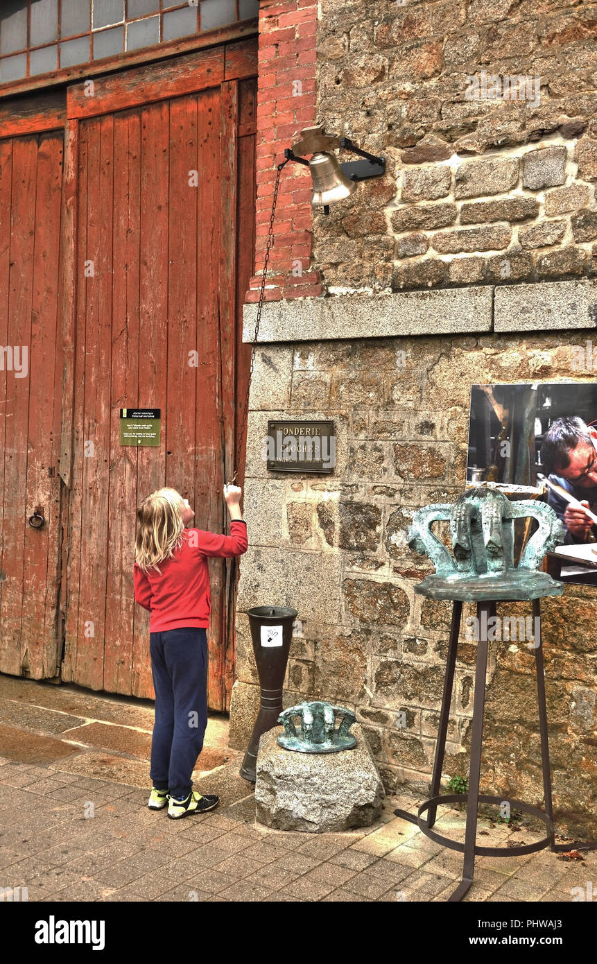 Bell boy hi-res stock photography and images - Alamy