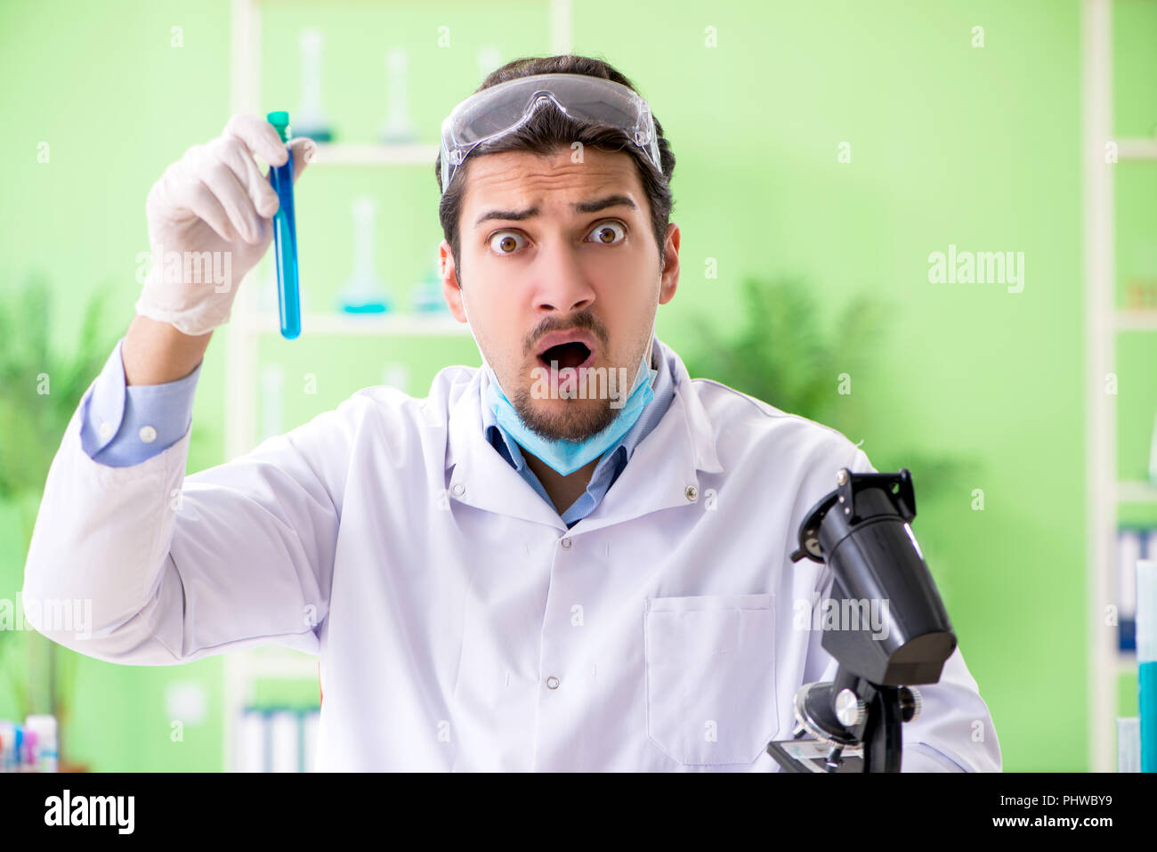 Man scientist shocked lab hi-res stock photography and images - Alamy
