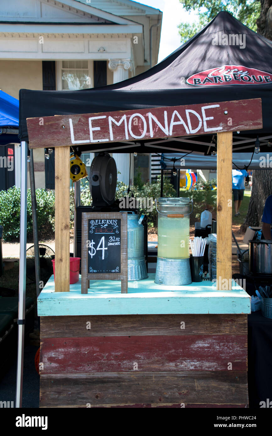 Lemonade stand hi-res stock photography and images - Alamy