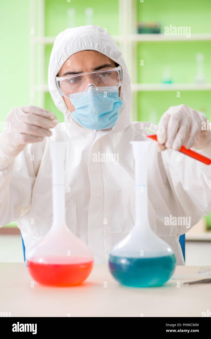 Chemist working in the lab on new experiment Stock Photo - Alamy