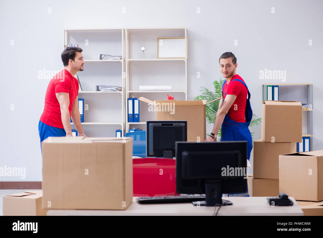Warehouse employees carrying boxes hi-res stock photography and images ...