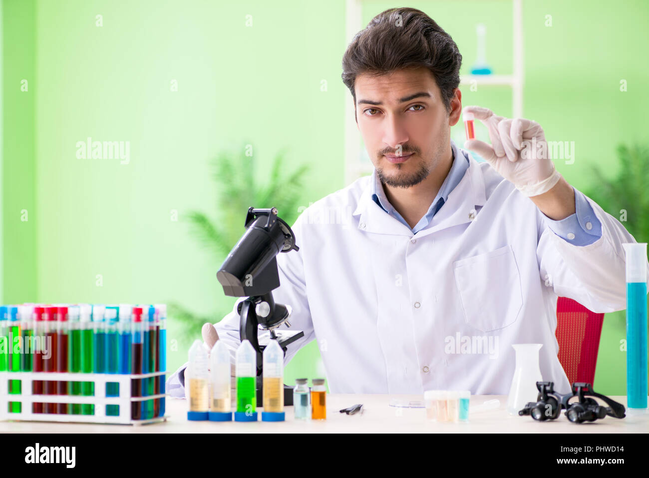 Laboratory assistan hi-res stock photography and images - Alamy