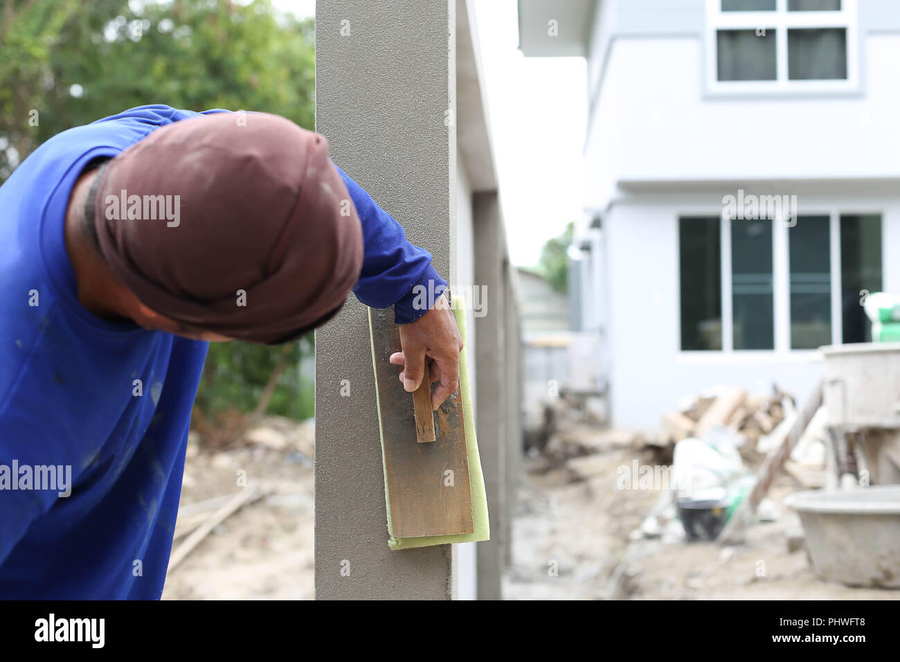 Concrete plaster man smoothing concrete wall Stock Photo - Alamy