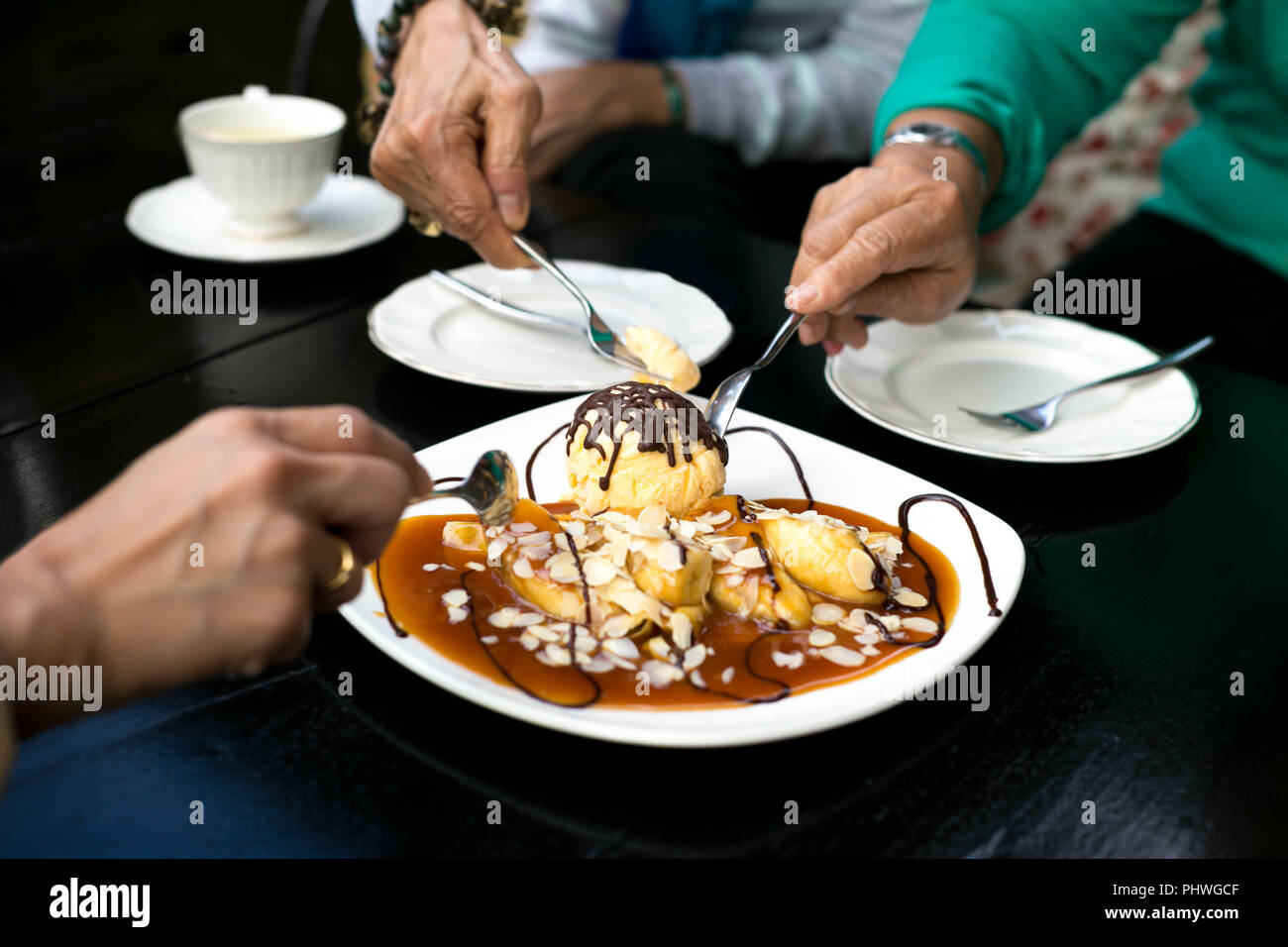 Family enjoying ice cream hi-res stock photography and images - Alamy