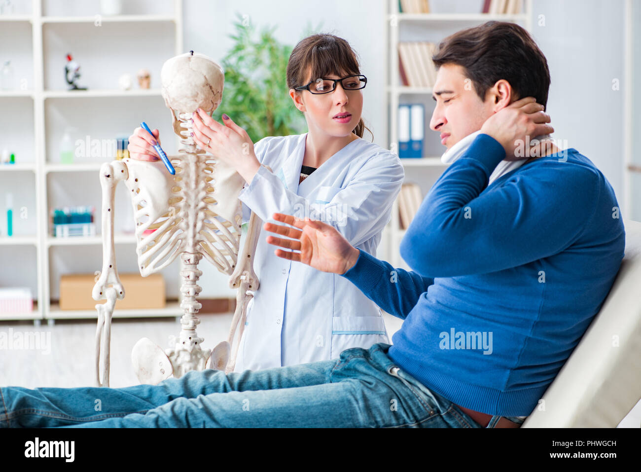 Doctor is explaining to patient with neck injury Stock Photo - Alamy