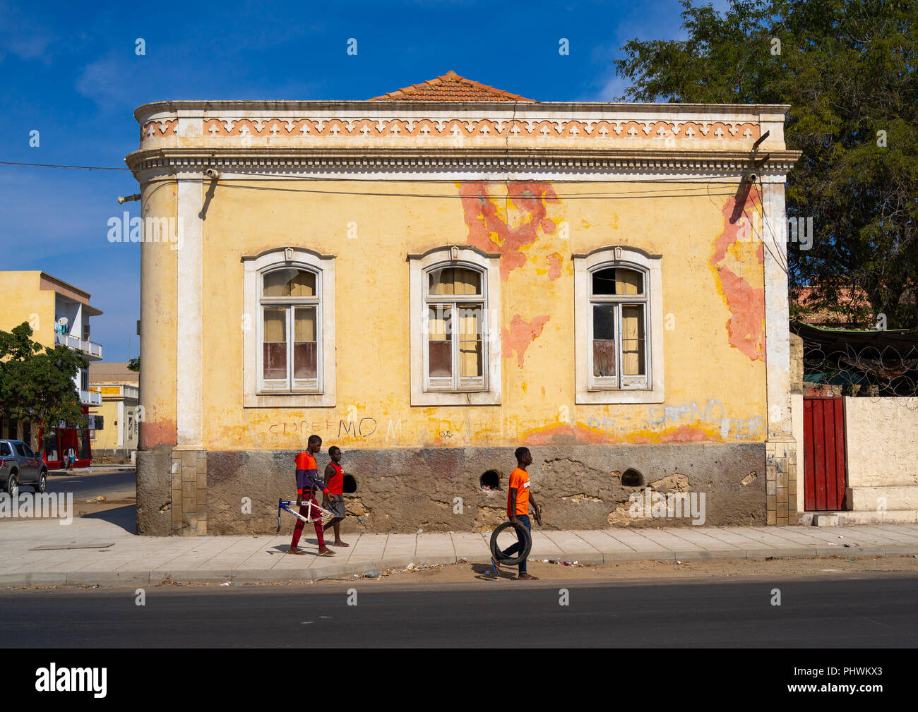 Angola africa old colonial portuguese house hi-res stock photography ...