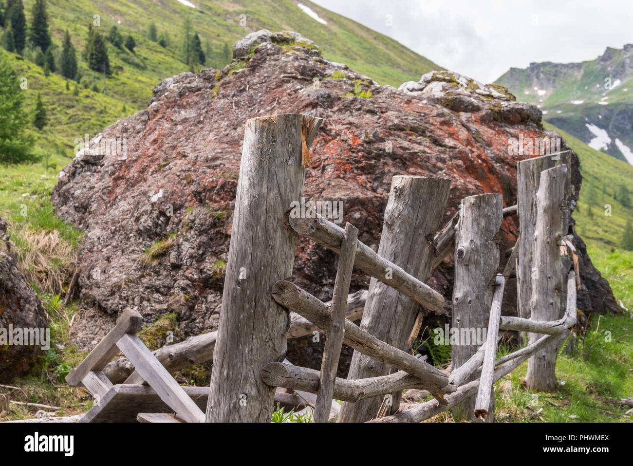 Giant boulder house hi-res stock photography and images - Alamy