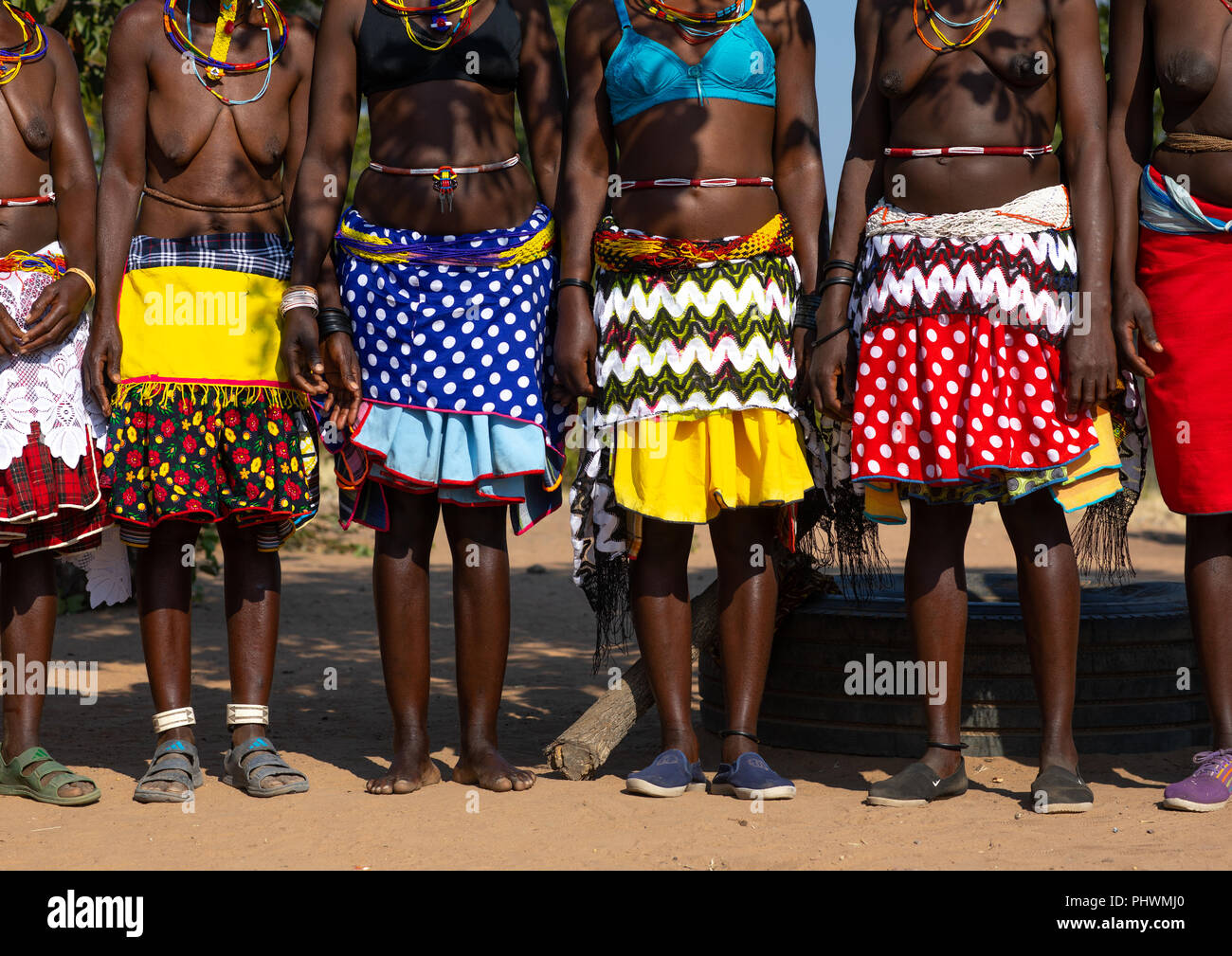 Mudimba tribe women traditional clothing, Cunene Province, Cahama ...