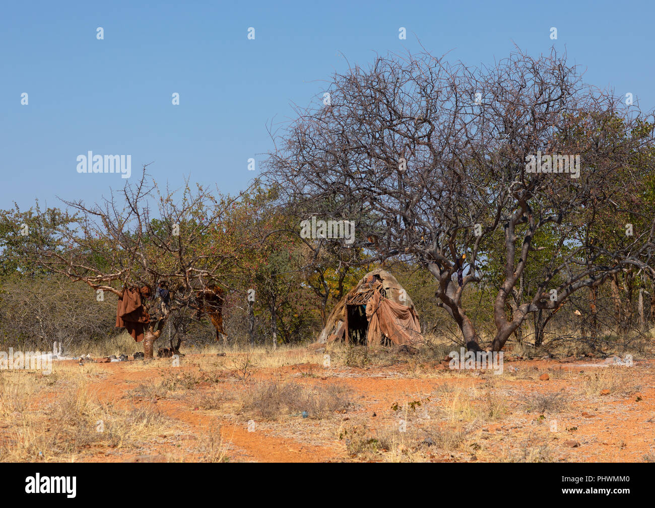 Batwa tribe huts, Cunene Province, Oncocua, Angola Stock Photo - Alamy