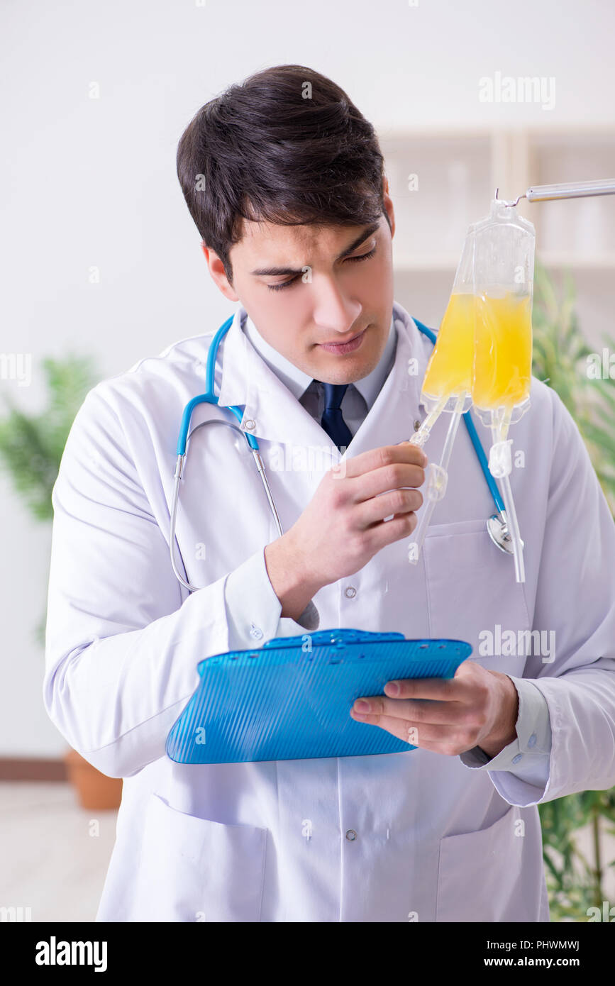 Doctor with bag of blood plasma in hospital Stock Photo - Alamy