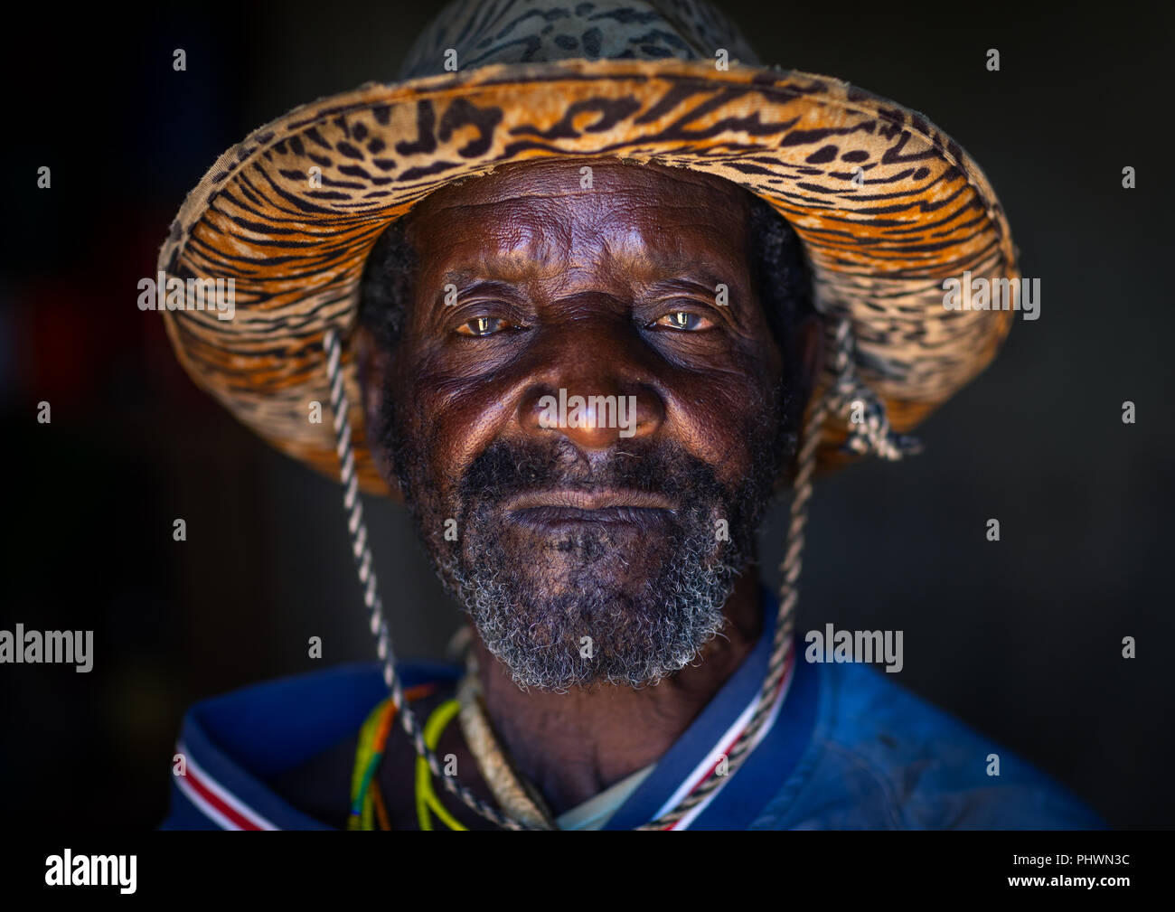 Man wearing all one colour hi-res stock photography and images - Alamy