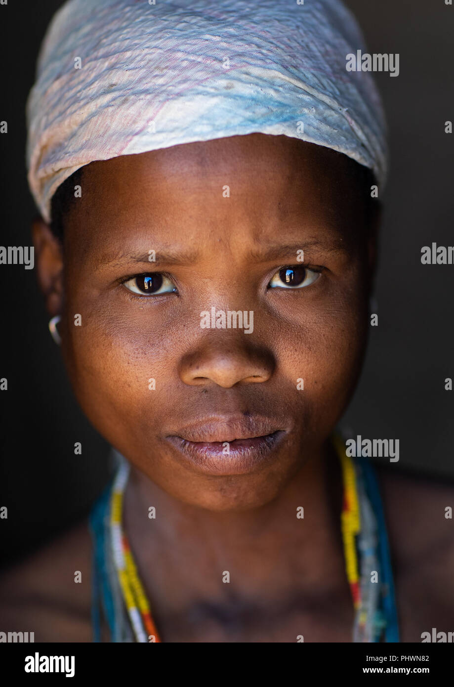 San tribe woman portrait, Huila Province, Chibia, Angola Stock Photo ...