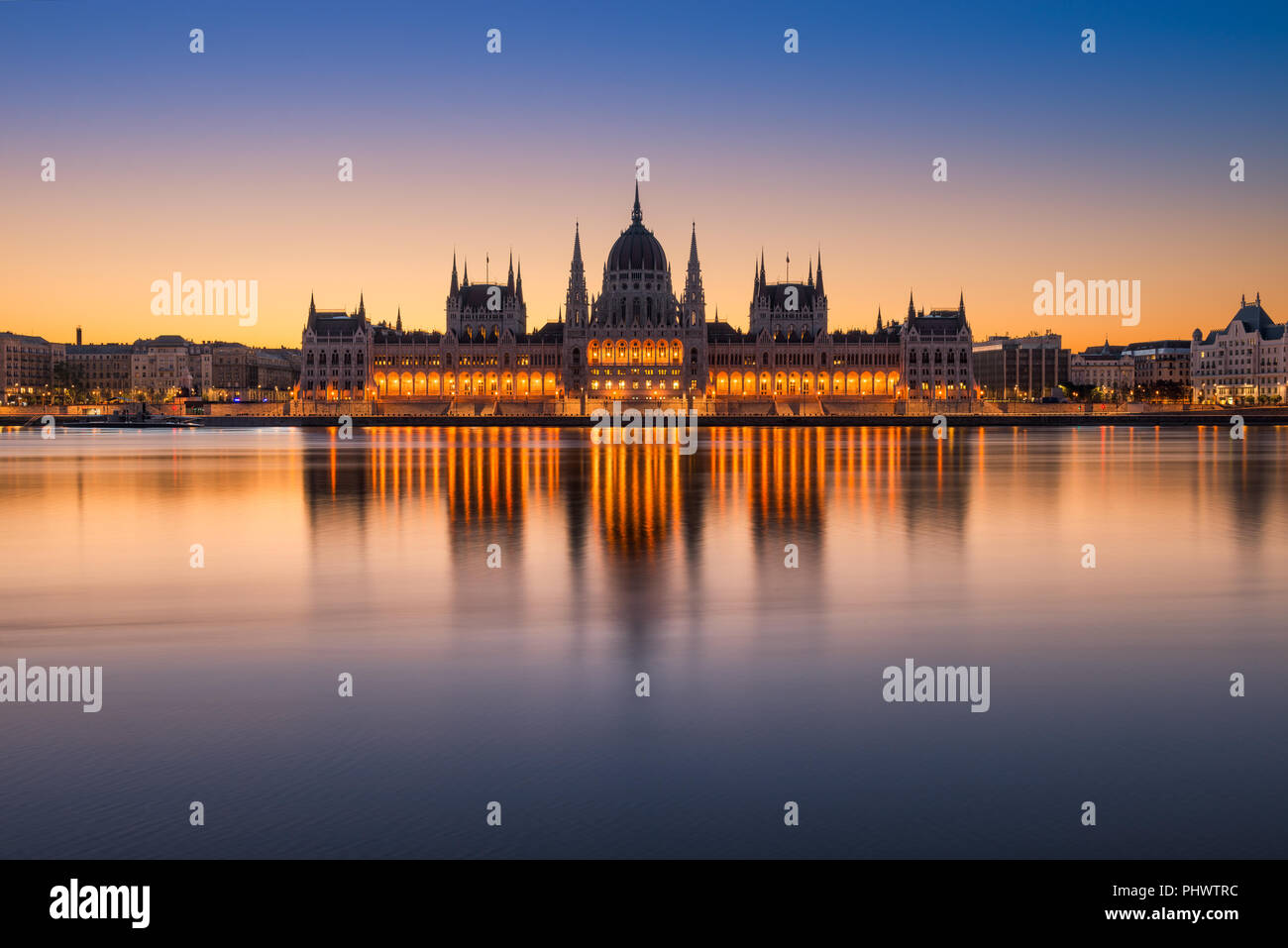 Danube building hungary night hi-res stock photography and images - Alamy