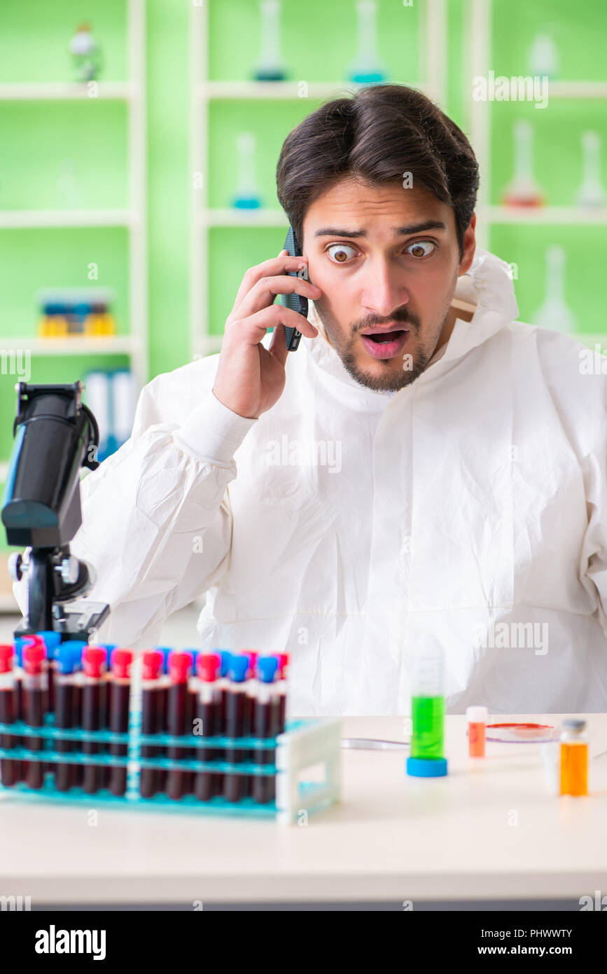 Chemist working in the lab on new experiment Stock Photo - Alamy