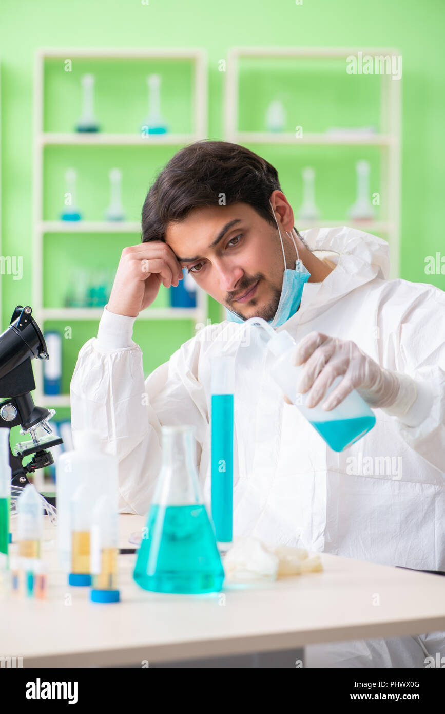 Chemist working in the lab on new experiment Stock Photo - Alamy