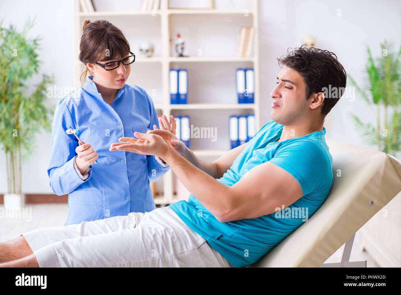 Doctor checking nerve reflexes with hammer Stock Photo - Alamy