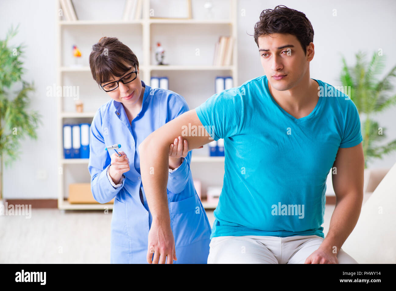 Doctor checking nerve reflexes with hammer Stock Photo - Alamy