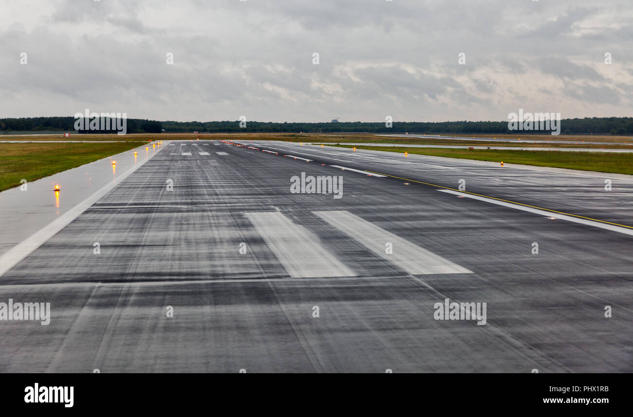 Empty wet airport runway hi-res stock photography and images - Alamy