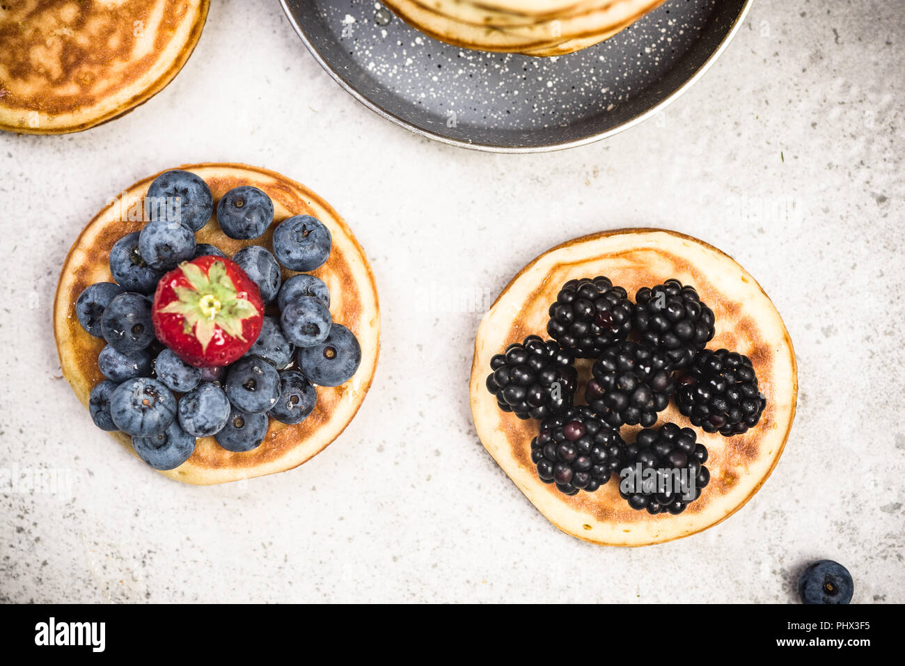 Pancake topping overhead hi-res stock photography and images - Alamy