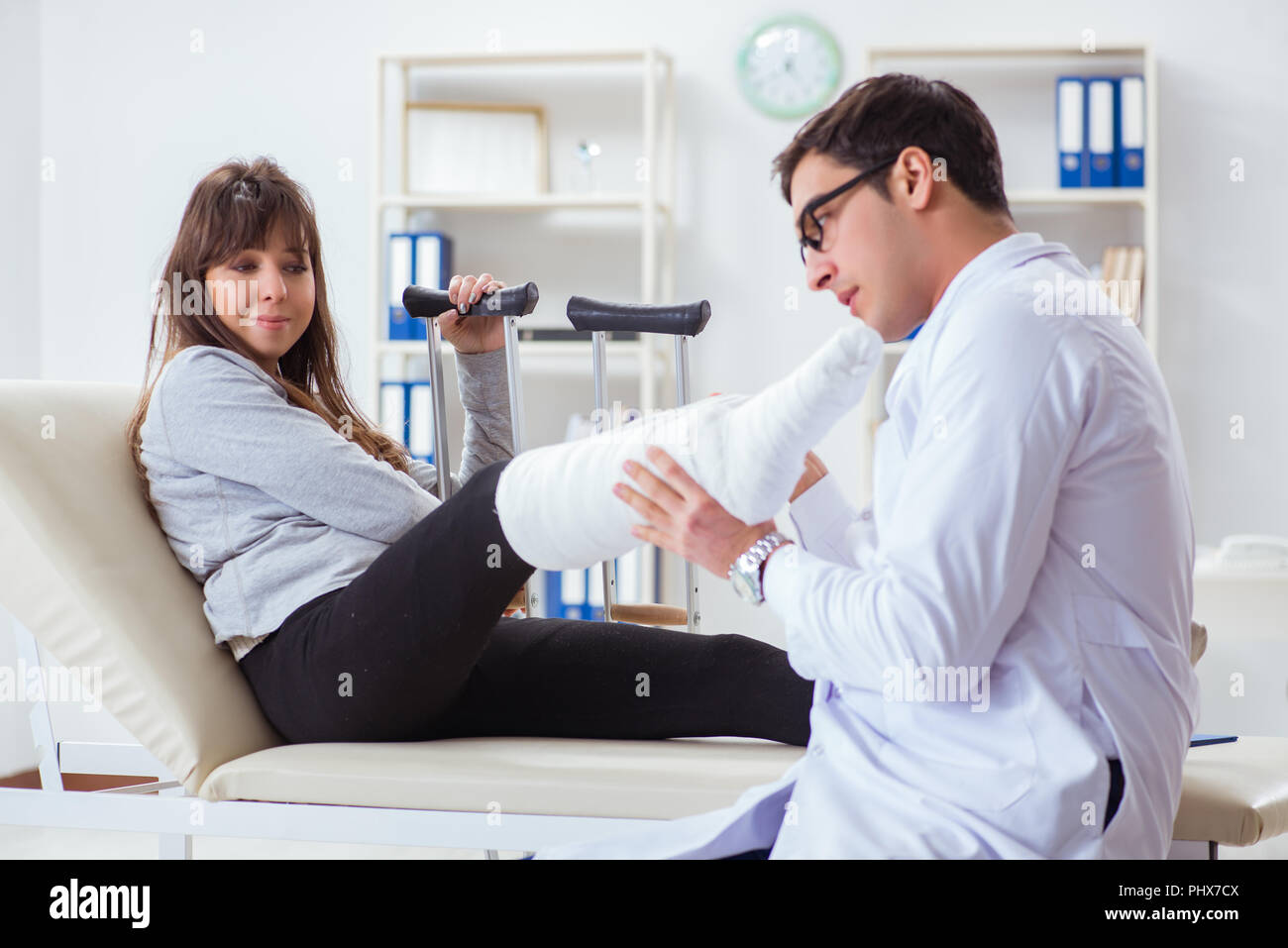 Doctor examining patient with broken leg Stock Photo - Alamy