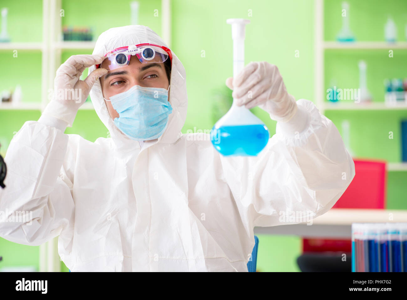 Chemist working in the lab on new experiment Stock Photo - Alamy
