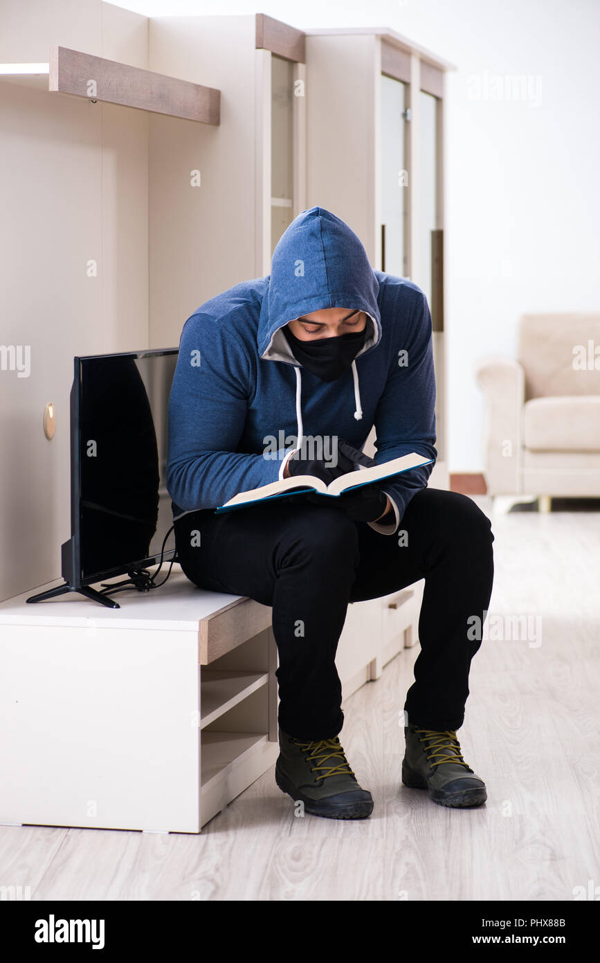 Burglar tv hi-res stock photography and images - Alamy
