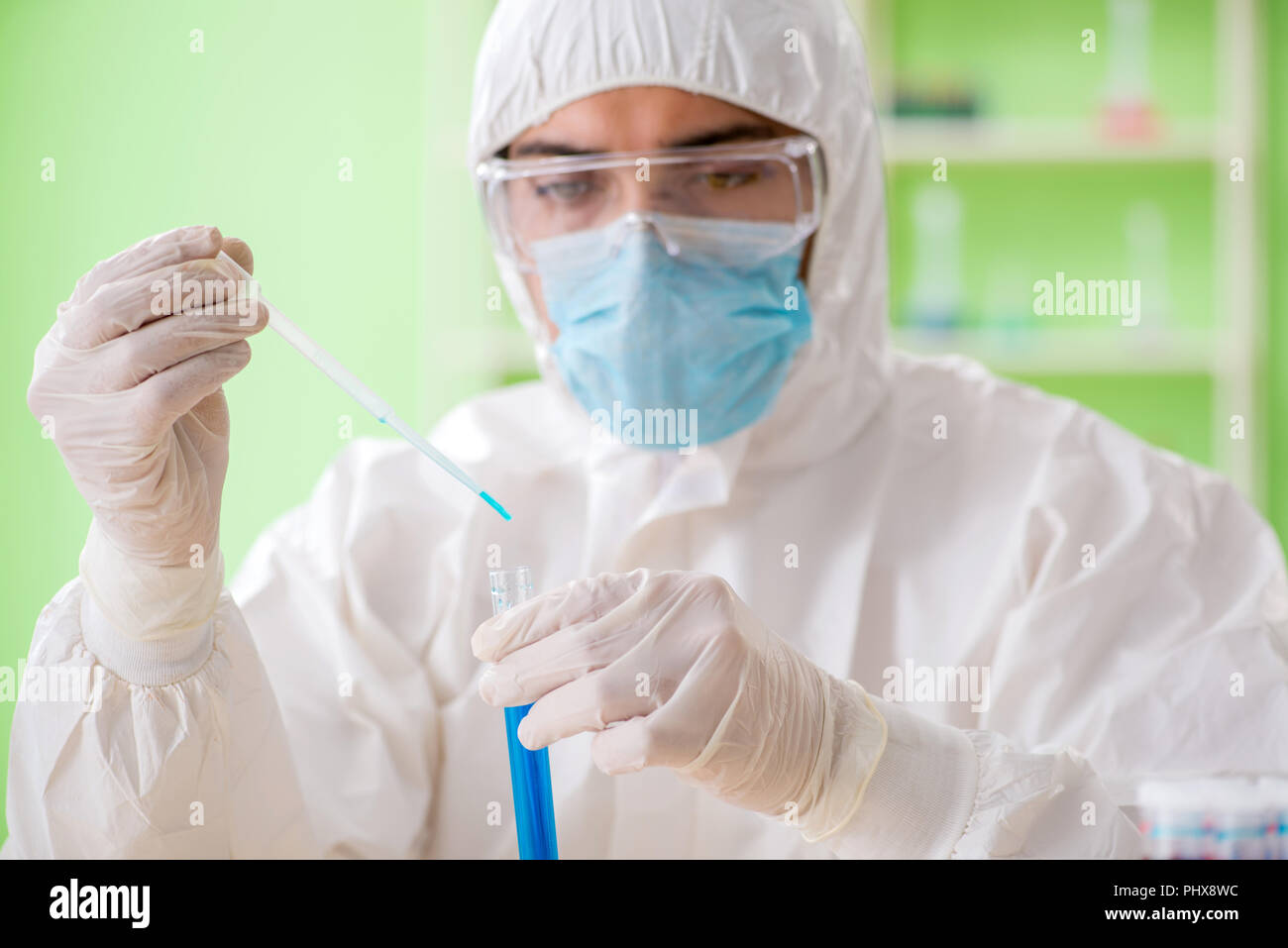 Chemist working in the lab on new experiment Stock Photo - Alamy