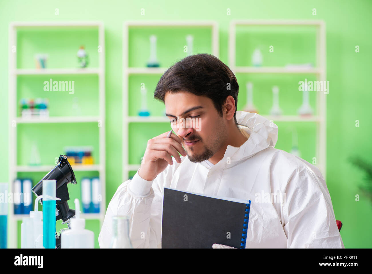 Chemist working in the lab on new experiment Stock Photo - Alamy