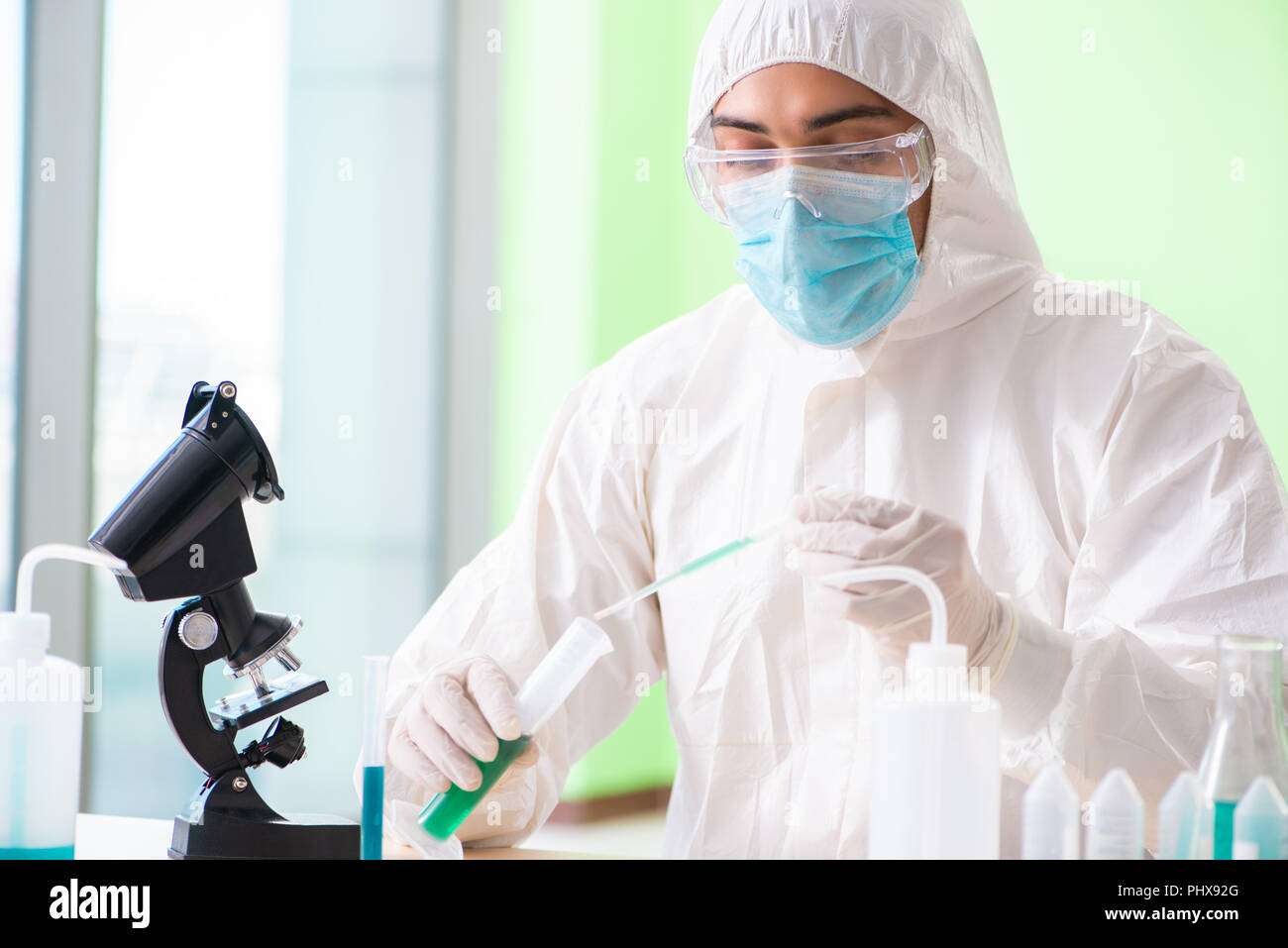 Chemist working in the lab on new experiment Stock Photo - Alamy